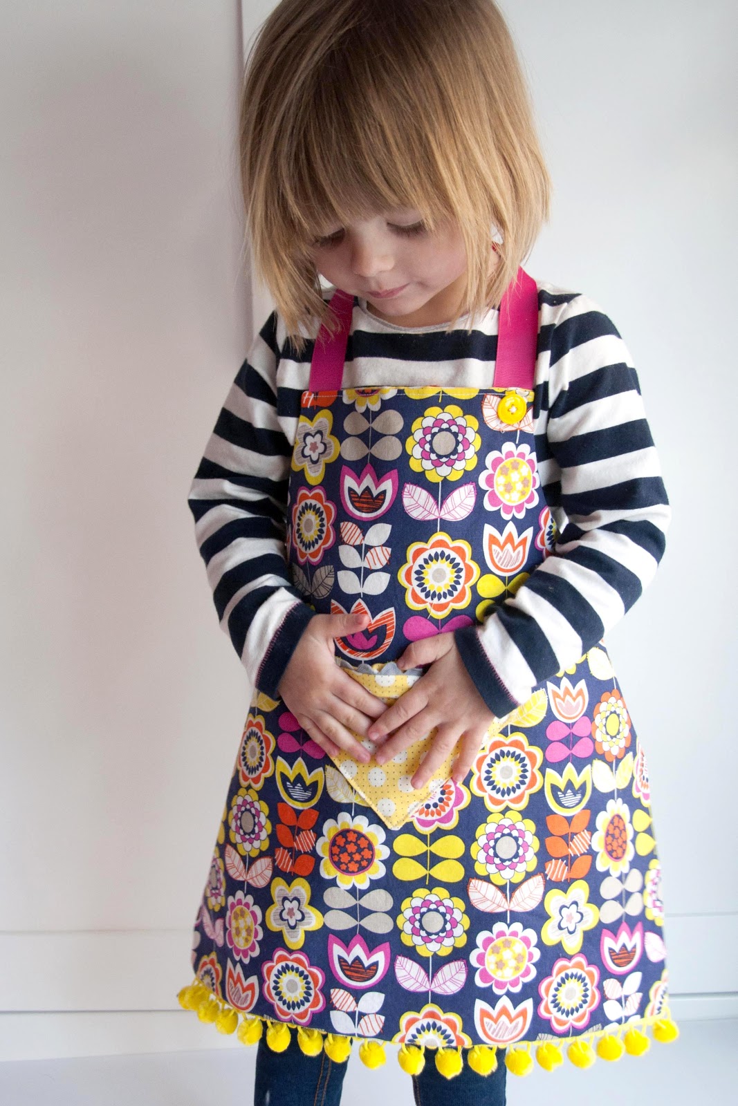 Sewing: Child's Reversible Fat Quarter Apron (Tutorial and Pattern) | Aesthetic Nest | Bloglovin’